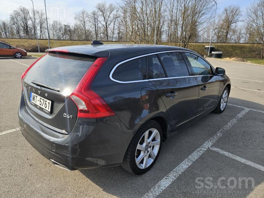 Pelēks Volvo V60 2015 Rīga, ar dzinēja tilpumu 2.40 L un nobraukumu 265 tūkst. km par 7500 €, foto 5 vietnē AUTOMOTO.COM.LV
