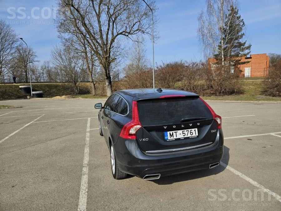 Pelēks Volvo V60 2015 Rīga, ar dzinēja tilpumu 2.40 L un nobraukumu 265 tūkst. km par 7500 €, foto 6 vietnē AUTOMOTO.COM.LV