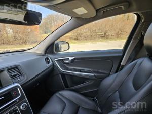 Pelēks Volvo V60 2015 Rīga, ar dzinēja tilpumu 2.40 L un nobraukumu 265 tūkst. km par 7500 €, foto 7 vietnē AUTOMOTO.COM.LV