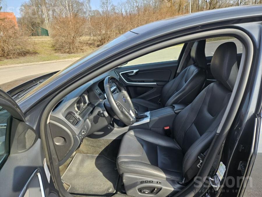 Pelēks Volvo V60 2015 Rīga, ar dzinēja tilpumu 2.40 L un nobraukumu 265 tūkst. km par 7500 €, foto 8 vietnē AUTOMOTO.COM.LV