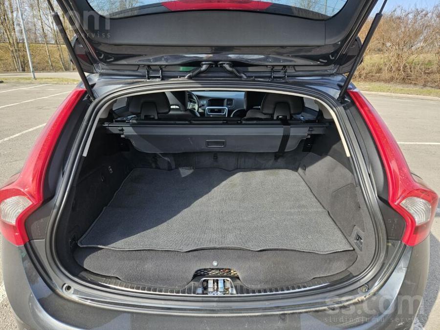 Pelēks Volvo V60 2015 Rīga, ar dzinēja tilpumu 2.40 L un nobraukumu 265 tūkst. km par 7500 €, foto 10 vietnē AUTOMOTO.COM.LV