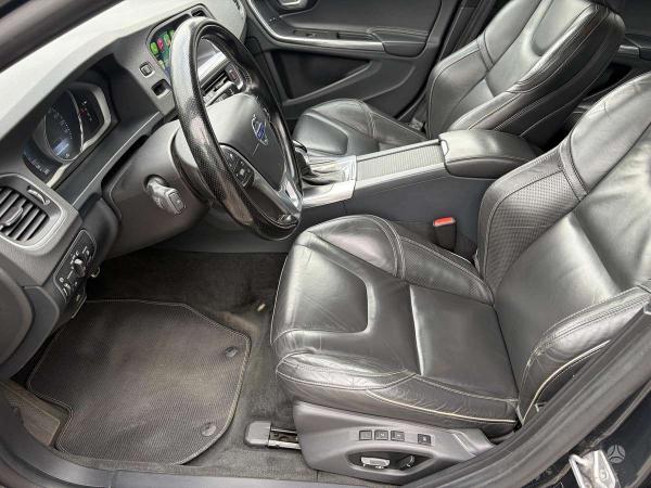 Grey Volvo V60 2015 in Vilnius, with an engine capacity of 2.40 L and mileage of 330 thousand km for 7200 €, photo 10 on AUTOMOTO.COM.LV