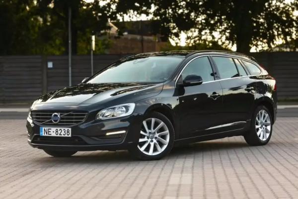 Pelēks Volvo V60 2015 Jelgava, ar dzinēja tilpumu 2.00 L un nobraukumu 266 tūkst. km par 10400 €, foto 1 vietnē AUTOMOTO.COM.LV