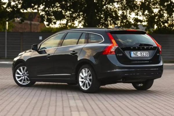 Pelēks Volvo V60 2015 Jelgava, ar dzinēja tilpumu 2.00 L un nobraukumu 266 tūkst. km par 10400 €, foto 5 vietnē AUTOMOTO.COM.LV