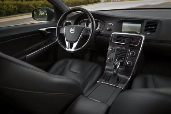 Pelēks Volvo V60 2015 Jelgava, ar dzinēja tilpumu 2.00 L un nobraukumu 266 tūkst. km par 10400 €, foto 7 vietnē AUTOMOTO.COM.LV