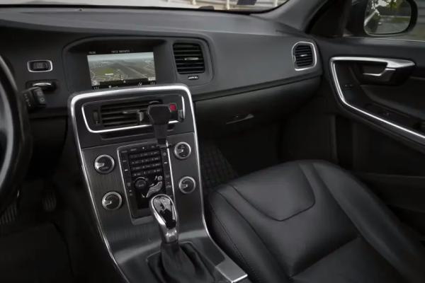 Pelēks Volvo V60 2015 Jelgava, ar dzinēja tilpumu 2.00 L un nobraukumu 266 tūkst. km par 10400 €, foto 9 vietnē AUTOMOTO.COM.LV