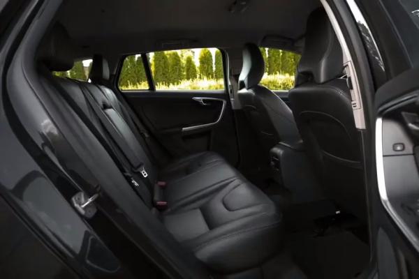 Pelēks Volvo V60 2015 Jelgava, ar dzinēja tilpumu 2.00 L un nobraukumu 266 tūkst. km par 10400 €, foto 10 vietnē AUTOMOTO.COM.LV