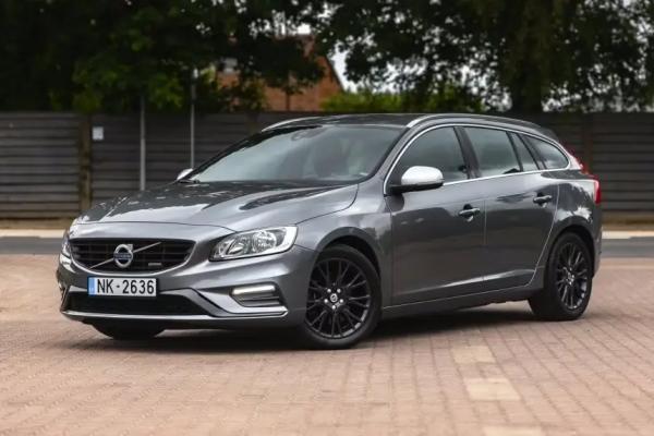 Pelēks Volvo V60 2015 Jelgava, ar dzinēja tilpumu 2.00 L un nobraukumu 232 tūkst. km par 11900 €, foto 1 vietnē AUTOMOTO.COM.LV