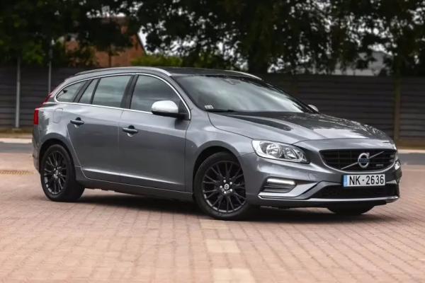 Pelēks Volvo V60 2015 Jelgava, ar dzinēja tilpumu 2.00 L un nobraukumu 232 tūkst. km par 11900 €, foto 3 vietnē AUTOMOTO.COM.LV