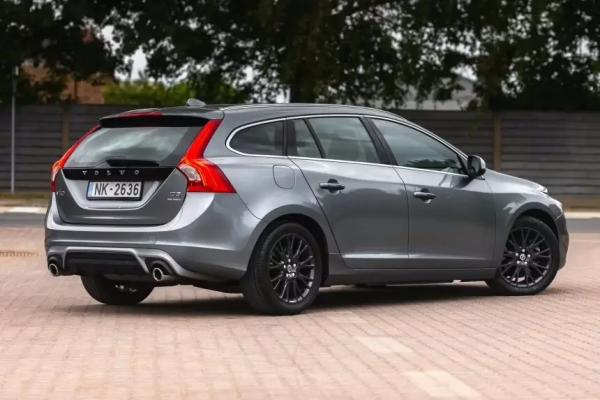 Pelēks Volvo V60 2015 Jelgava, ar dzinēja tilpumu 2.00 L un nobraukumu 232 tūkst. km par 11900 €, foto 4 vietnē AUTOMOTO.COM.LV