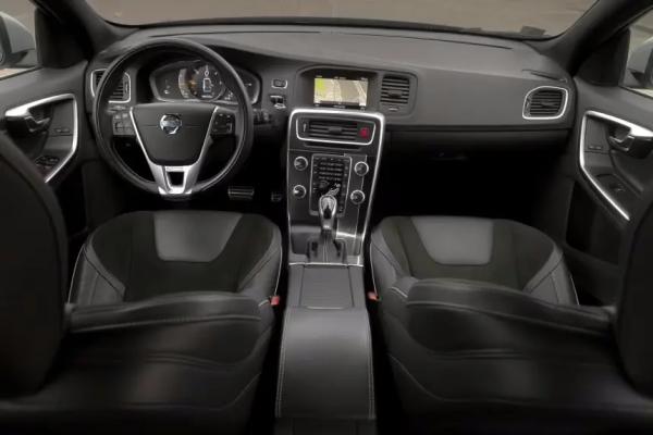 Pelēks Volvo V60 2015 Jelgava, ar dzinēja tilpumu 2.00 L un nobraukumu 232 tūkst. km par 11900 €, foto 8 vietnē AUTOMOTO.COM.LV