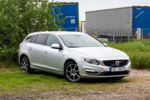 Pelēks Volvo V60 2015 Rīga, ar dzinēja tilpumu 2.00 L un nobraukumu 240 tūkst. km par 8995 €, foto  vietnē AUTOMOTO.COM.LV