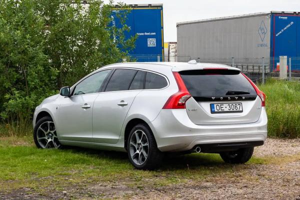 Grey Volvo V60 2015 in Riga, with an engine capacity of 2.00 L and mileage of 240 thousand km for 8995 €, photo 2 on AUTOMOTO.COM.LV