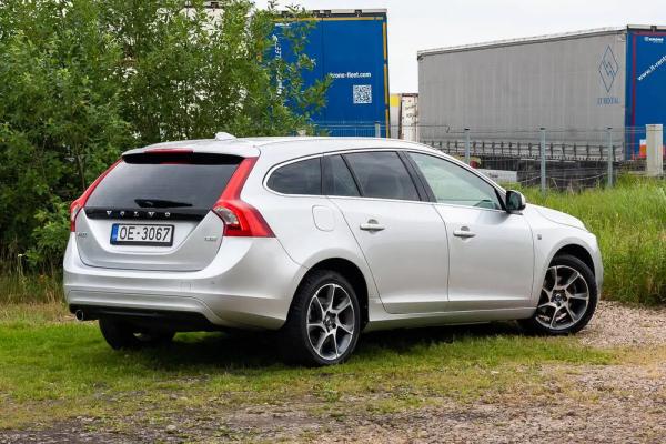 Grey Volvo V60 2015 in Riga, with an engine capacity of 2.00 L and mileage of 240 thousand km for 8995 €, photo 4 on AUTOMOTO.COM.LV