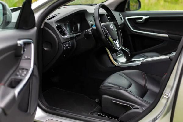 Grey Volvo V60 2015 in Riga, with an engine capacity of 2.00 L and mileage of 240 thousand km for 8995 €, photo 10 on AUTOMOTO.COM.LV