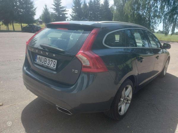 Pelēks Volvo V60 2015 Rokiškis, ar dzinēja tilpumu 1.97 L un nobraukumu 231 tūkst. km par 8600 €, foto 3 vietnē AUTOMOTO.COM.LV
