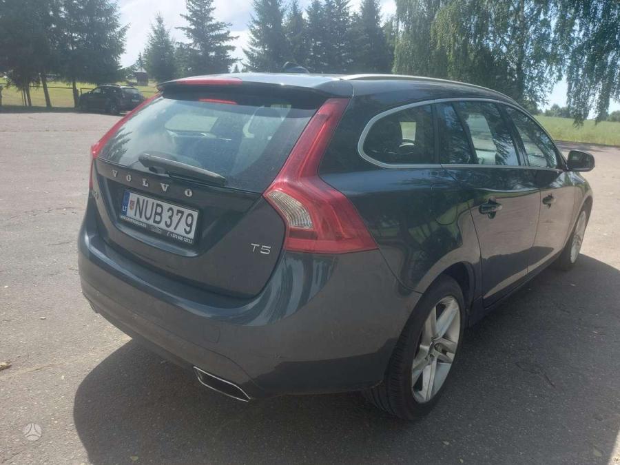 Pelēks Volvo V60 2015 Rokiškis, ar dzinēja tilpumu 1.97 L un nobraukumu 231 tūkst. km par 8600 €, foto 4 vietnē AUTOMOTO.COM.LV