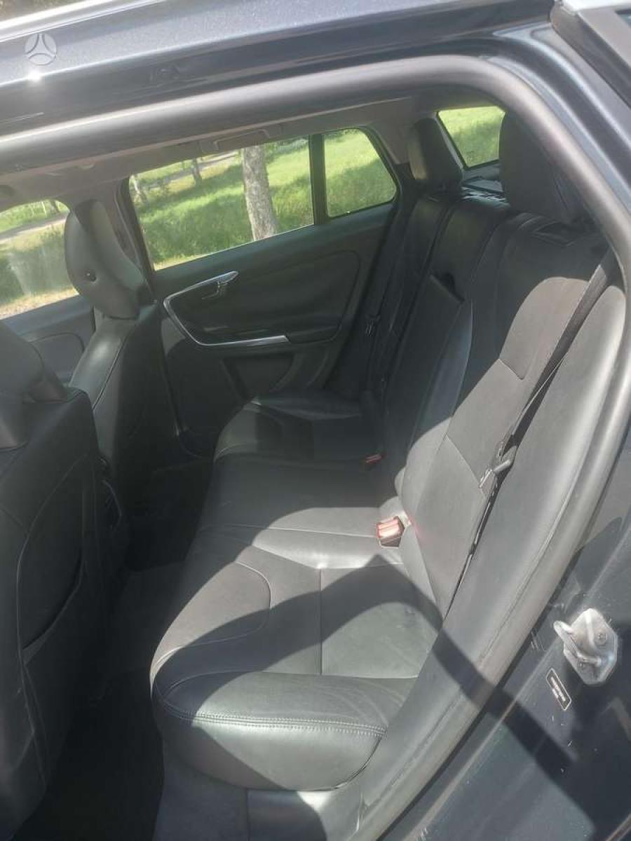 Pelēks Volvo V60 2015 Rokiškis, ar dzinēja tilpumu 1.97 L un nobraukumu 231 tūkst. km par 8600 €, foto 7 vietnē AUTOMOTO.COM.LV