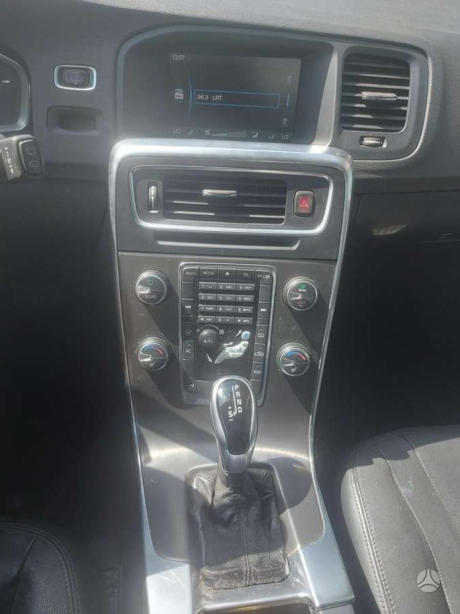 Pelēks Volvo V60 2015 Rokiškis, ar dzinēja tilpumu 1.97 L un nobraukumu 231 tūkst. km par 8600 €, foto 12 vietnē AUTOMOTO.COM.LV