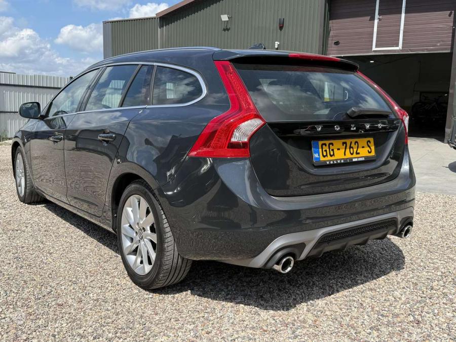 Grey Volvo V60 2015 in Kaunas, with an engine capacity of 1.97 L and mileage of 234 thousand km for 6699 €, photo 4 on AUTOMOTO.COM.LV