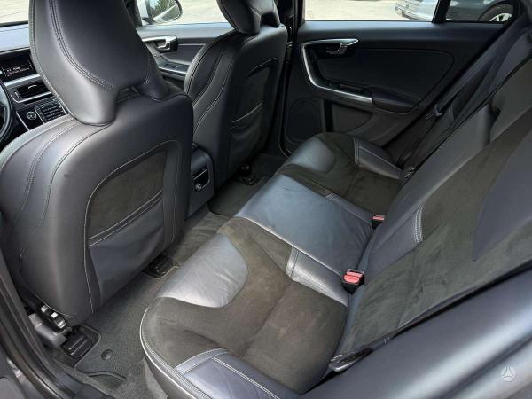 Grey Volvo V60 2015 in Kaunas, with an engine capacity of 1.97 L and mileage of 234 thousand km for 6699 €, photo 10 on AUTOMOTO.COM.LV
