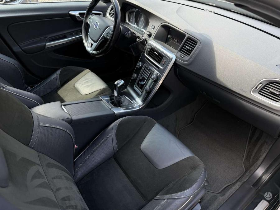Grey Volvo V60 2015 in Kaunas, with an engine capacity of 1.97 L and mileage of 234 thousand km for 6699 €, photo 12 on AUTOMOTO.COM.LV
