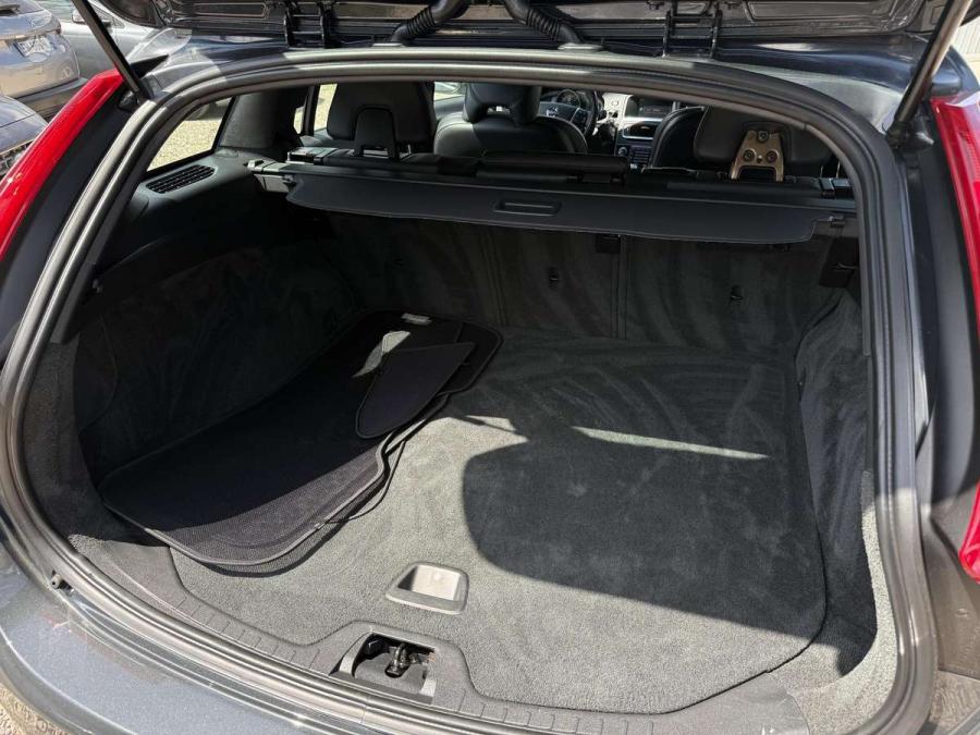 Grey Volvo V60 2015 in Kaunas, with an engine capacity of 1.97 L and mileage of 234 thousand km for 6699 €, photo 14 on AUTOMOTO.COM.LV