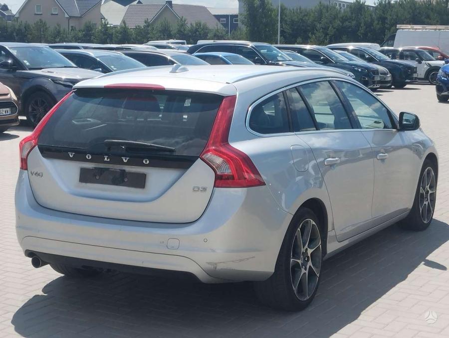 Pelēks Volvo V60 2015 Tauragė, ar dzinēja tilpumu 2.00 L un nobraukumu 240 tūkst. km par 6200 €, foto 5 vietnē AUTOMOTO.COM.LV