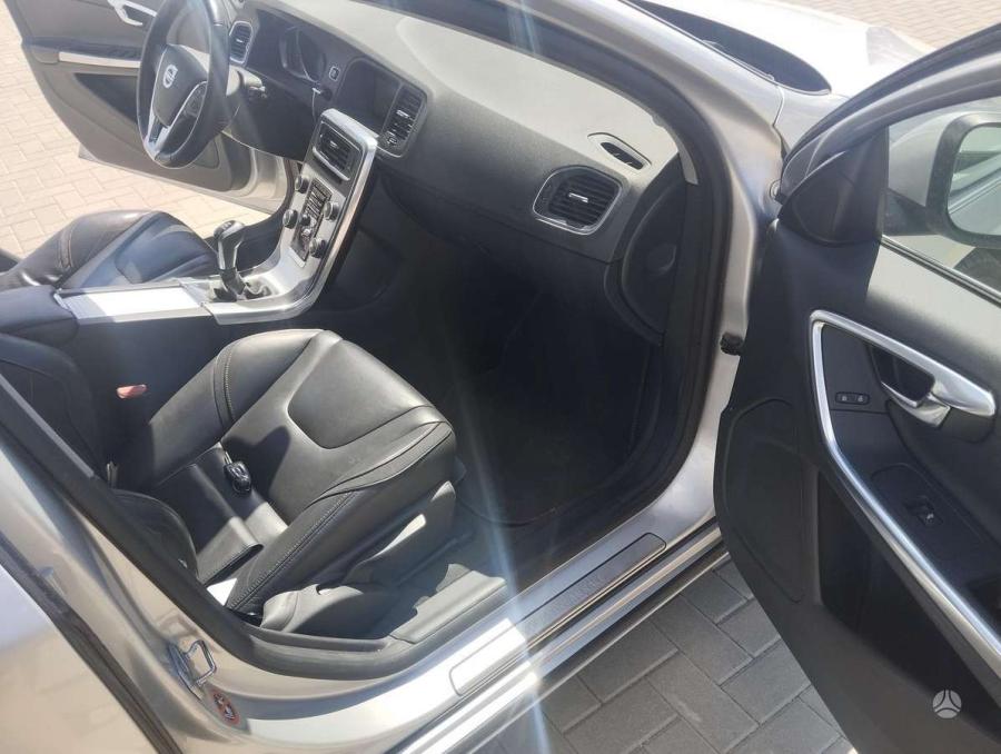 Pelēks Volvo V60 2015 Tauragė, ar dzinēja tilpumu 2.00 L un nobraukumu 240 tūkst. km par 6200 €, foto 8 vietnē AUTOMOTO.COM.LV