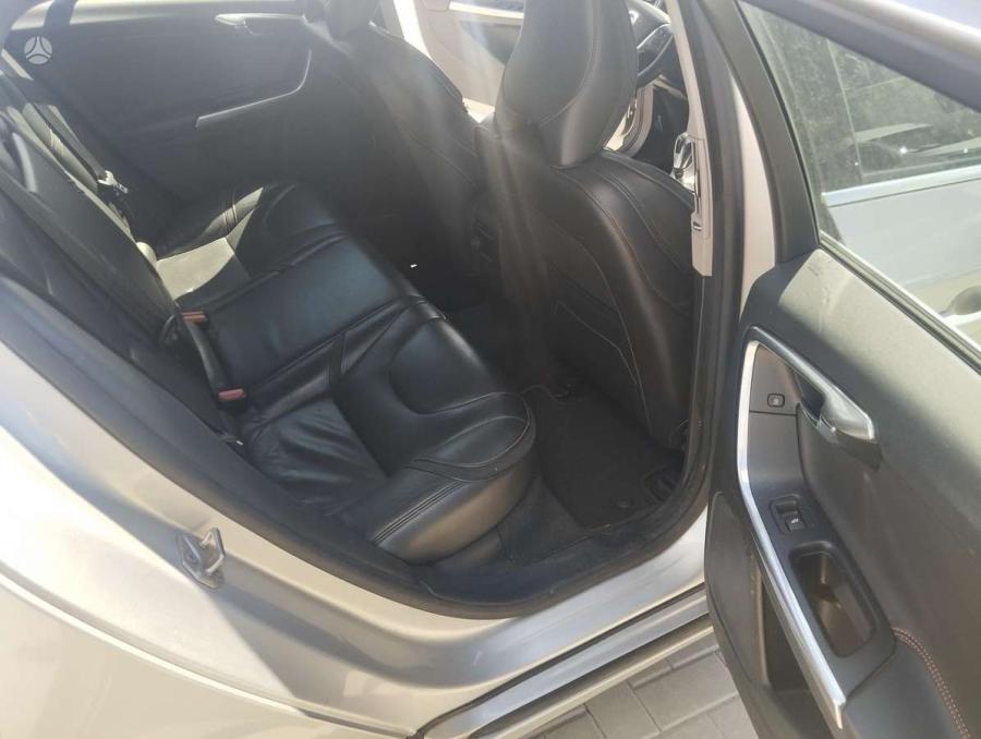 Pelēks Volvo V60 2015 Tauragė, ar dzinēja tilpumu 2.00 L un nobraukumu 240 tūkst. km par 6200 €, foto 9 vietnē AUTOMOTO.COM.LV