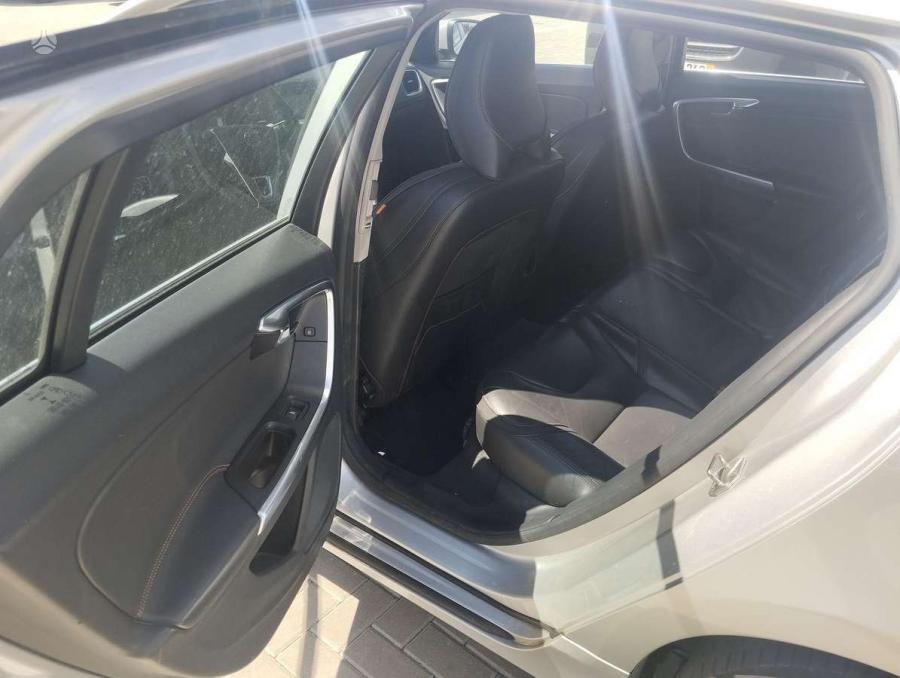 Pelēks Volvo V60 2015 Tauragė, ar dzinēja tilpumu 2.00 L un nobraukumu 240 tūkst. km par 6200 €, foto 11 vietnē AUTOMOTO.COM.LV
