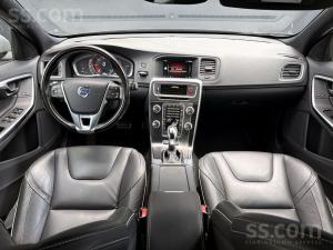 Pelēks Volvo V60 2015 Rīga, ar dzinēja tilpumu 2.40 L un nobraukumu 235 tūkst. km par 10975 €, foto 3 vietnē AUTOMOTO.COM.LV