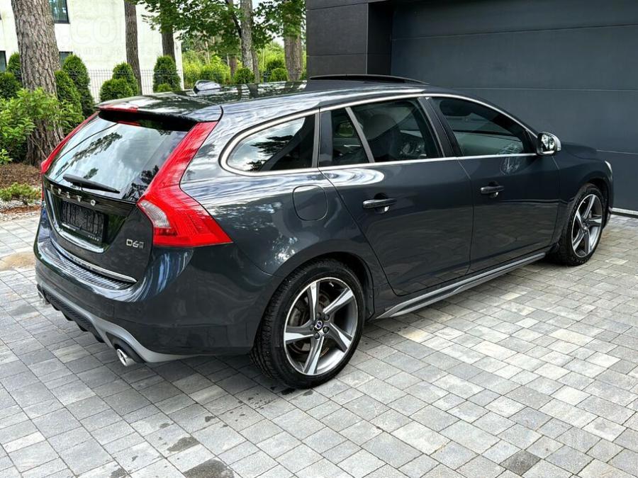 Pelēks Volvo V60 2015 Rīga, ar dzinēja tilpumu 2.40 L un nobraukumu 235 tūkst. km par 10975 €, foto 5 vietnē AUTOMOTO.COM.LV