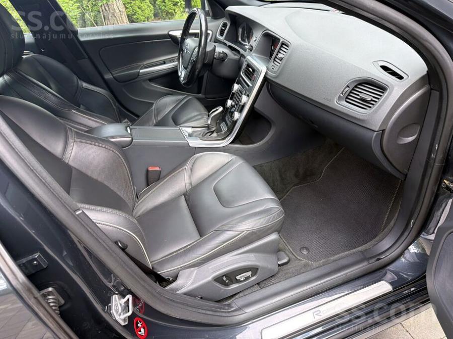 Pelēks Volvo V60 2015 Rīga, ar dzinēja tilpumu 2.40 L un nobraukumu 235 tūkst. km par 10975 €, foto 11 vietnē AUTOMOTO.COM.LV