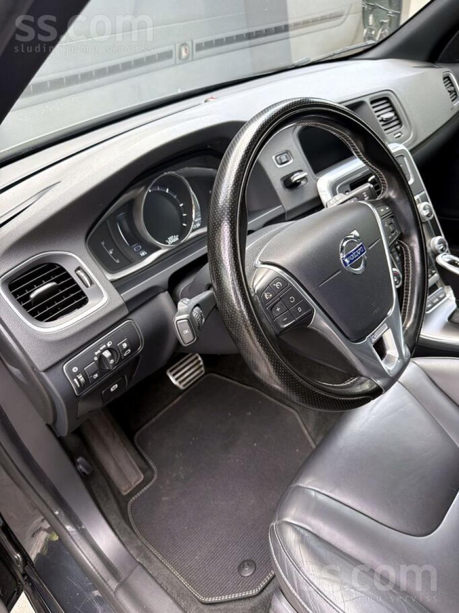 Pelēks Volvo V60 2015 Rīga, ar dzinēja tilpumu 2.40 L un nobraukumu 235 tūkst. km par 10975 €, foto 13 vietnē AUTOMOTO.COM.LV
