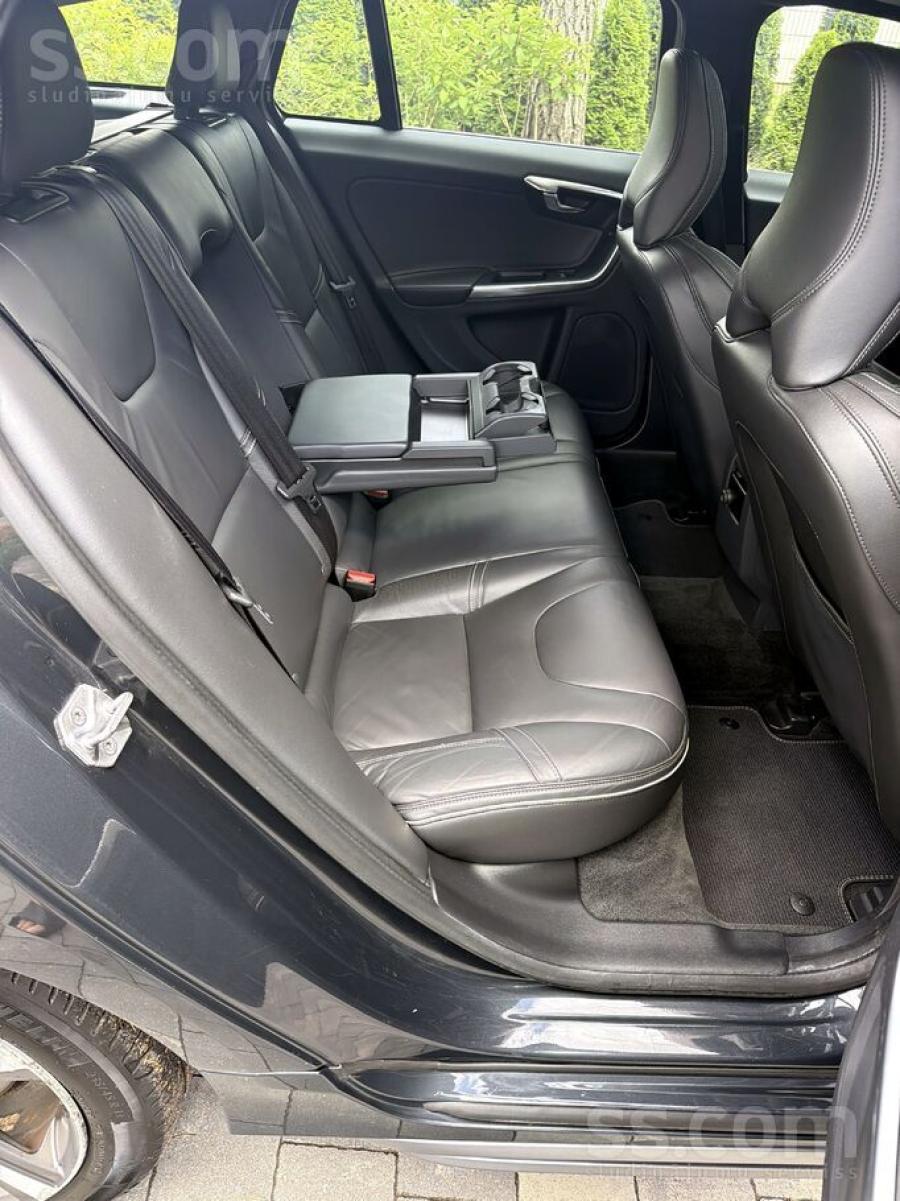 Pelēks Volvo V60 2015 Rīga, ar dzinēja tilpumu 2.40 L un nobraukumu 235 tūkst. km par 10975 €, foto 14 vietnē AUTOMOTO.COM.LV