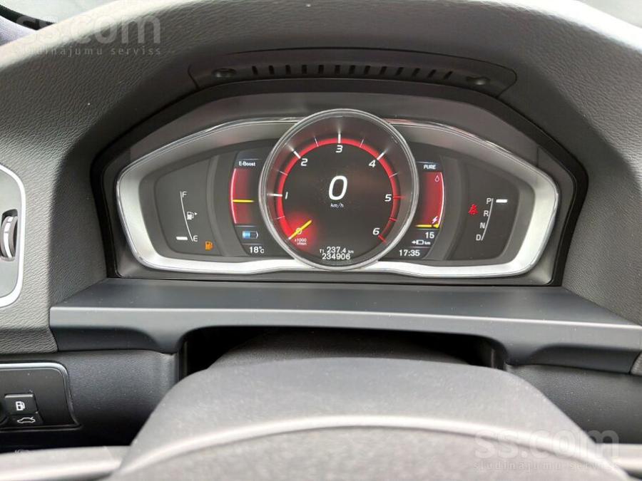 Pelēks Volvo V60 2015 Rīga, ar dzinēja tilpumu 2.40 L un nobraukumu 235 tūkst. km par 10975 €, foto 17 vietnē AUTOMOTO.COM.LV
