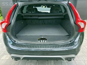Pelēks Volvo V60 2015 Rīga, ar dzinēja tilpumu 2.40 L un nobraukumu 235 tūkst. km par 10975 €, foto 18 vietnē AUTOMOTO.COM.LV