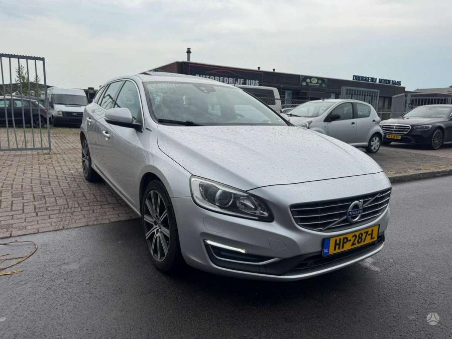 Pelēks Volvo V60 2015 Raseiniai, ar dzinēja tilpumu 2.40 L un nobraukumu 318 tūkst. km par 7300 €, foto 1 vietnē AUTOMOTO.COM.LV