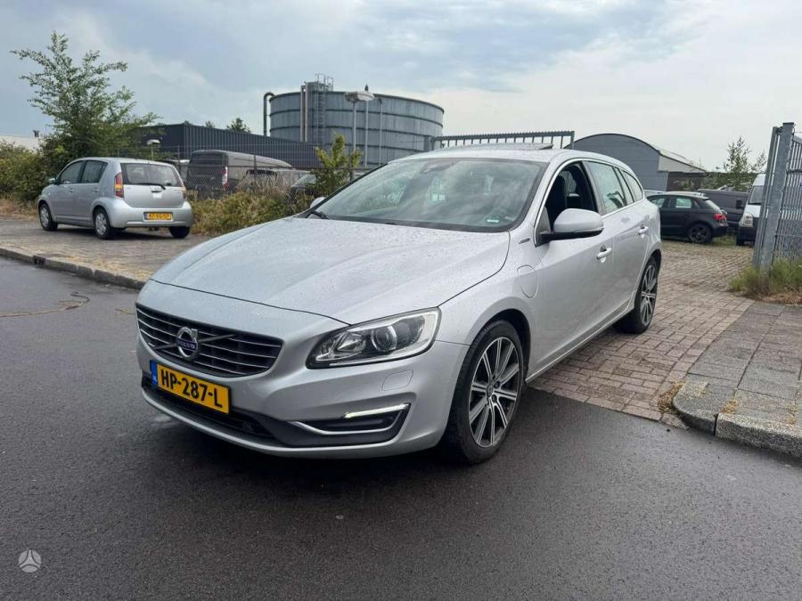 Pelēks Volvo V60 2015 Raseiniai, ar dzinēja tilpumu 2.40 L un nobraukumu 318 tūkst. km par 7300 €, foto 3 vietnē AUTOMOTO.COM.LV