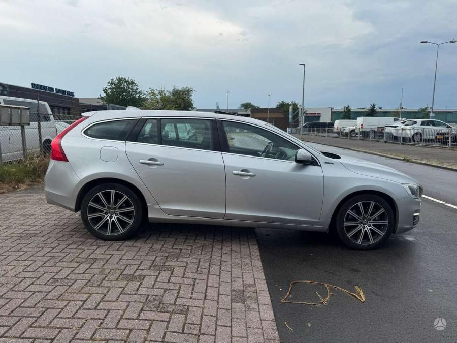 Pelēks Volvo V60 2015 Raseiniai, ar dzinēja tilpumu 2.40 L un nobraukumu 318 tūkst. km par 7300 €, foto 4 vietnē AUTOMOTO.COM.LV