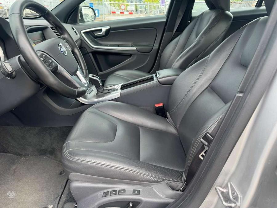 Pelēks Volvo V60 2015 Raseiniai, ar dzinēja tilpumu 2.40 L un nobraukumu 318 tūkst. km par 7300 €, foto 13 vietnē AUTOMOTO.COM.LV