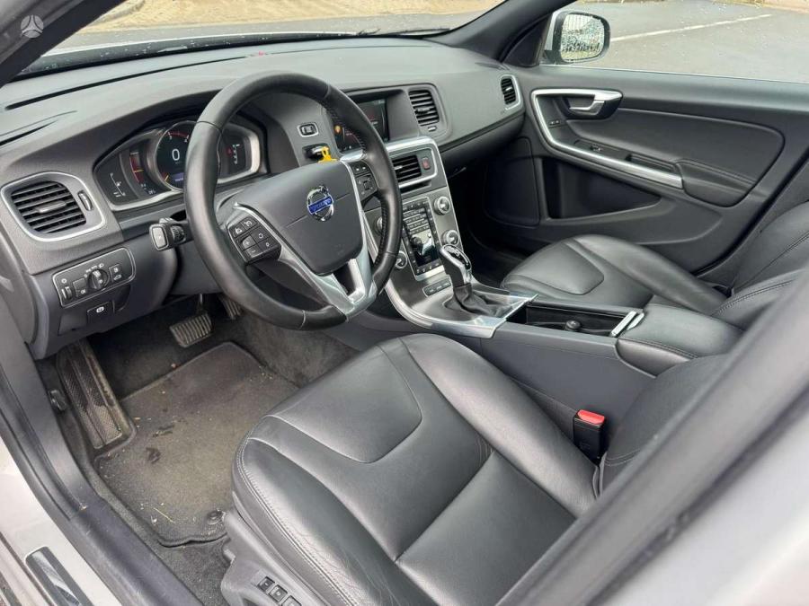 Pelēks Volvo V60 2015 Raseiniai, ar dzinēja tilpumu 2.40 L un nobraukumu 318 tūkst. km par 7300 €, foto 14 vietnē AUTOMOTO.COM.LV