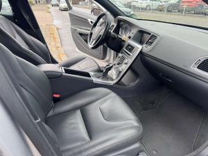 Pelēks Volvo V60 2015 Raseiniai, ar dzinēja tilpumu 2.40 L un nobraukumu 318 tūkst. km par 7300 €, foto 15 vietnē AUTOMOTO.COM.LV