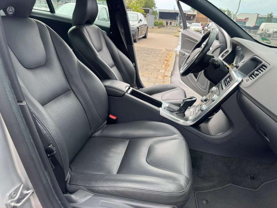 Pelēks Volvo V60 2015 Raseiniai, ar dzinēja tilpumu 2.40 L un nobraukumu 318 tūkst. km par 7300 €, foto 18 vietnē AUTOMOTO.COM.LV