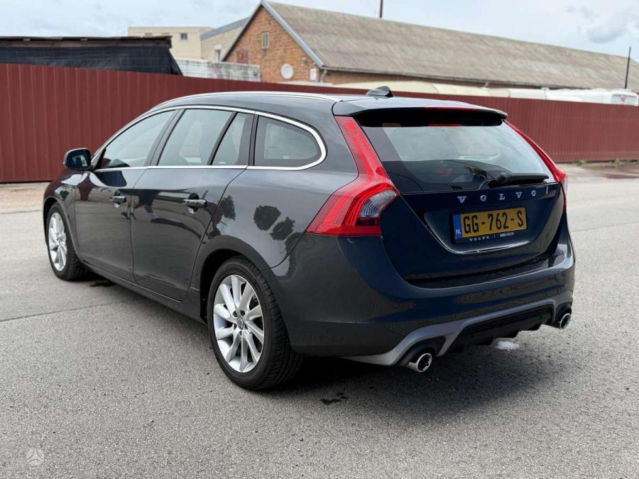 Pelēks Volvo V60 2015 Tauragė, ar dzinēja tilpumu 1.97 L un nobraukumu 234 tūkst. km par 6750 €, foto 4 vietnē AUTOMOTO.COM.LV