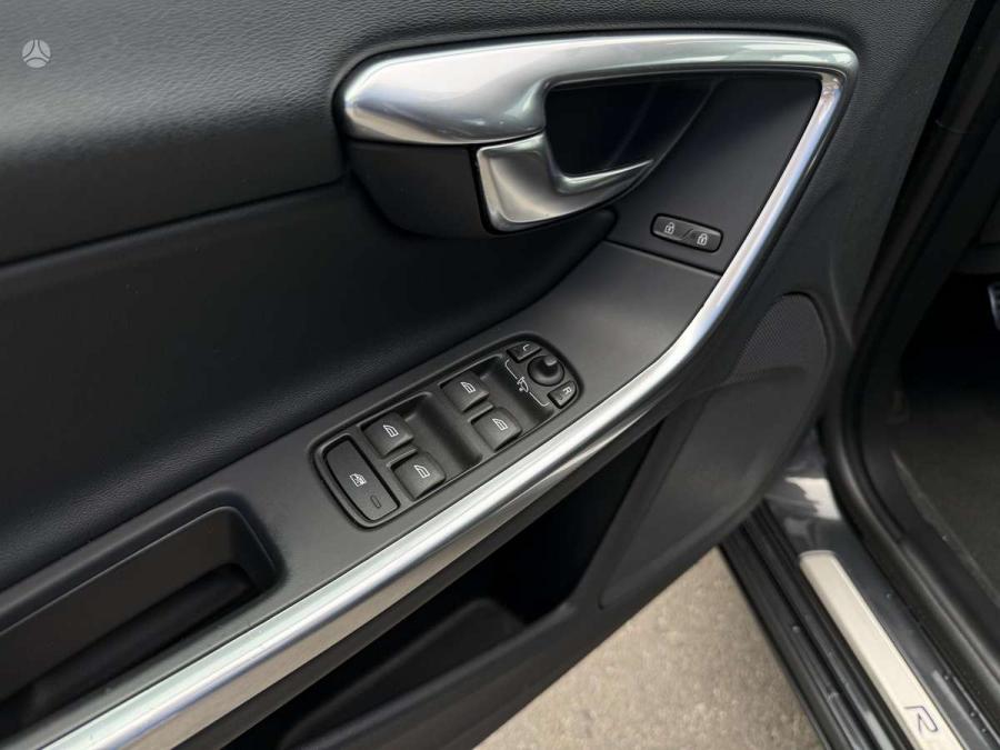 Pelēks Volvo V60 2015 Tauragė, ar dzinēja tilpumu 1.97 L un nobraukumu 234 tūkst. km par 6750 €, foto 12 vietnē AUTOMOTO.COM.LV