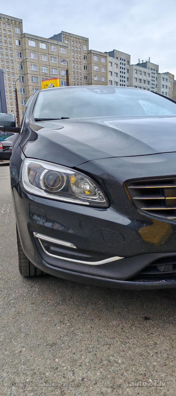 Pelēks Volvo V60 2015 Tallina, ar dzinēja tilpumu 2.40 L un nobraukumu 330 tūkst. km par 5600 €, foto 1 vietnē AUTOMOTO.COM.LV