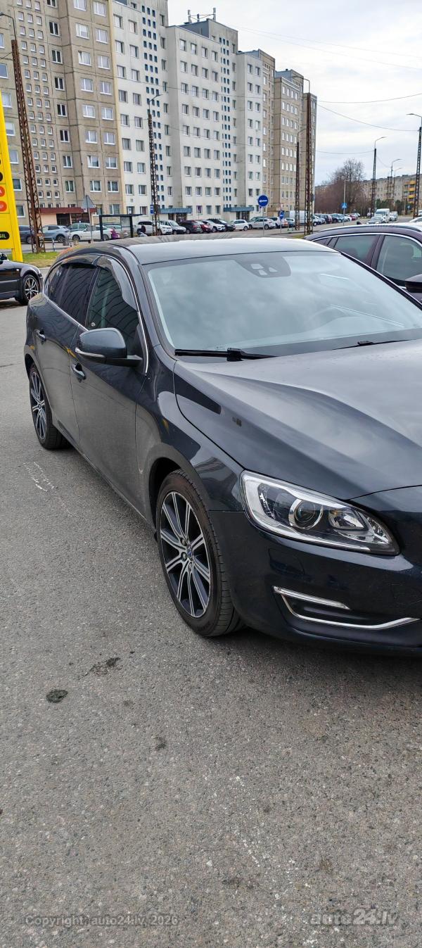 Pelēks Volvo V60 2015 Tallina, ar dzinēja tilpumu 2.40 L un nobraukumu 330 tūkst. km par 5600 €, foto 2 vietnē AUTOMOTO.COM.LV
