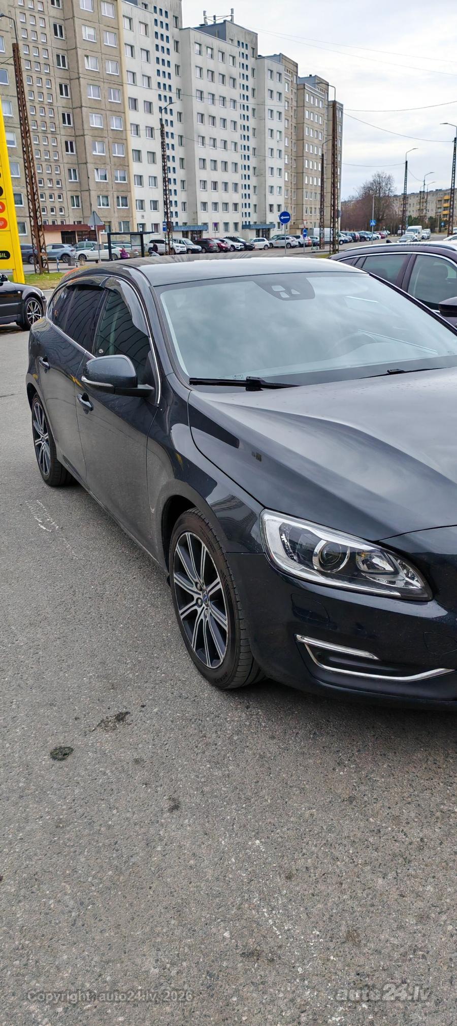 Pelēks Volvo V60 2015 Tallina, ar dzinēja tilpumu 2.40 L un nobraukumu 330 tūkst. km par 5600 €, foto 3 vietnē AUTOMOTO.COM.LV